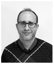 Scalable and Reliable Data Center Networks by Combining Source Routing and Automatic Labelling