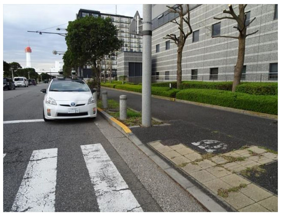 Differences in Pedestrian Behavior at Crosswalk between Communicating ...